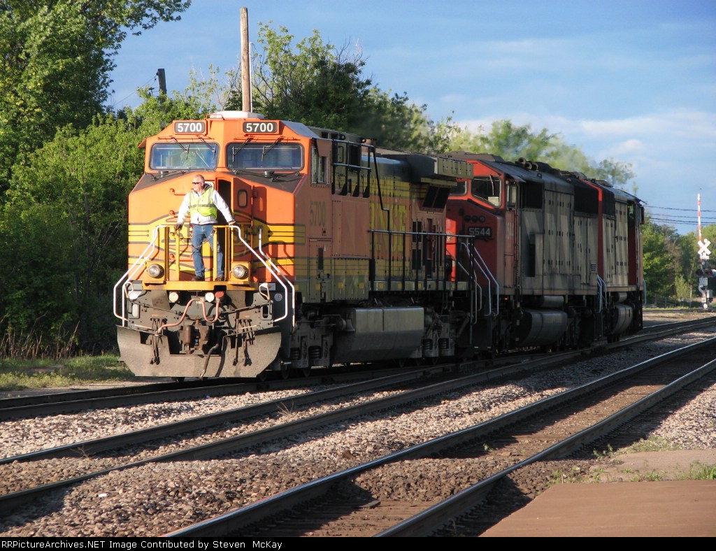 BNSF 5700